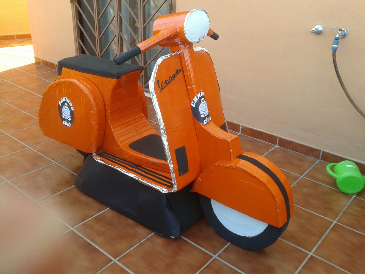 Por amor al arte: MOTO VESPA DE CARTÓN