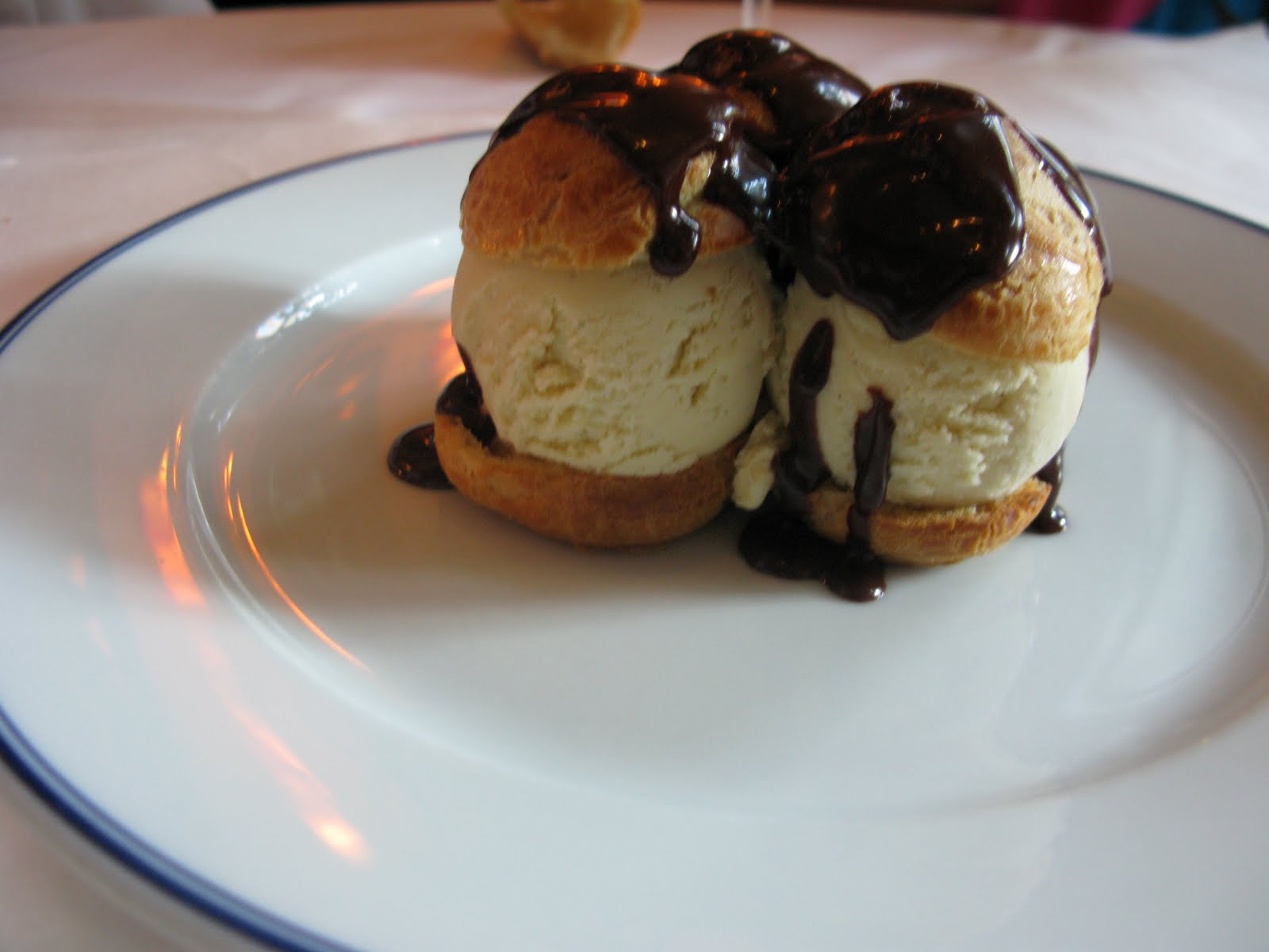 Wesley The Baker: Bouchon Dessets