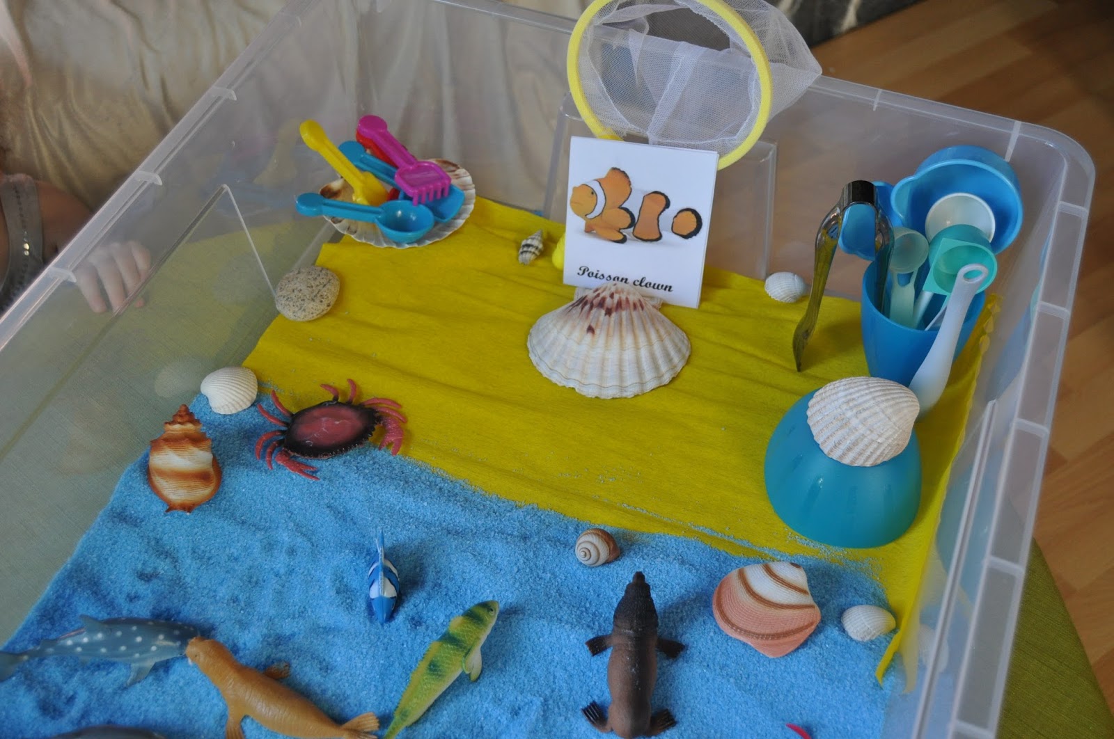 lespetitsboutsdemel: bac sensoriel la plage