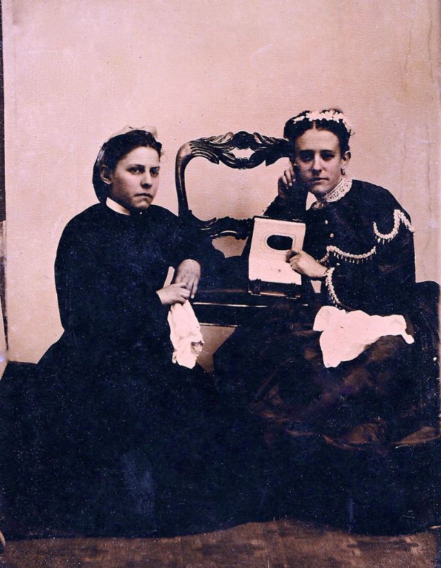 Victorian Widows: Graceful Photos of Young Women in Mourning Dresses ...