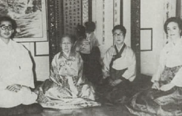 Postales desde Corea: JULIA MULLOCK: DE ARQUITECTA A PRINCESA CONSORTE ...