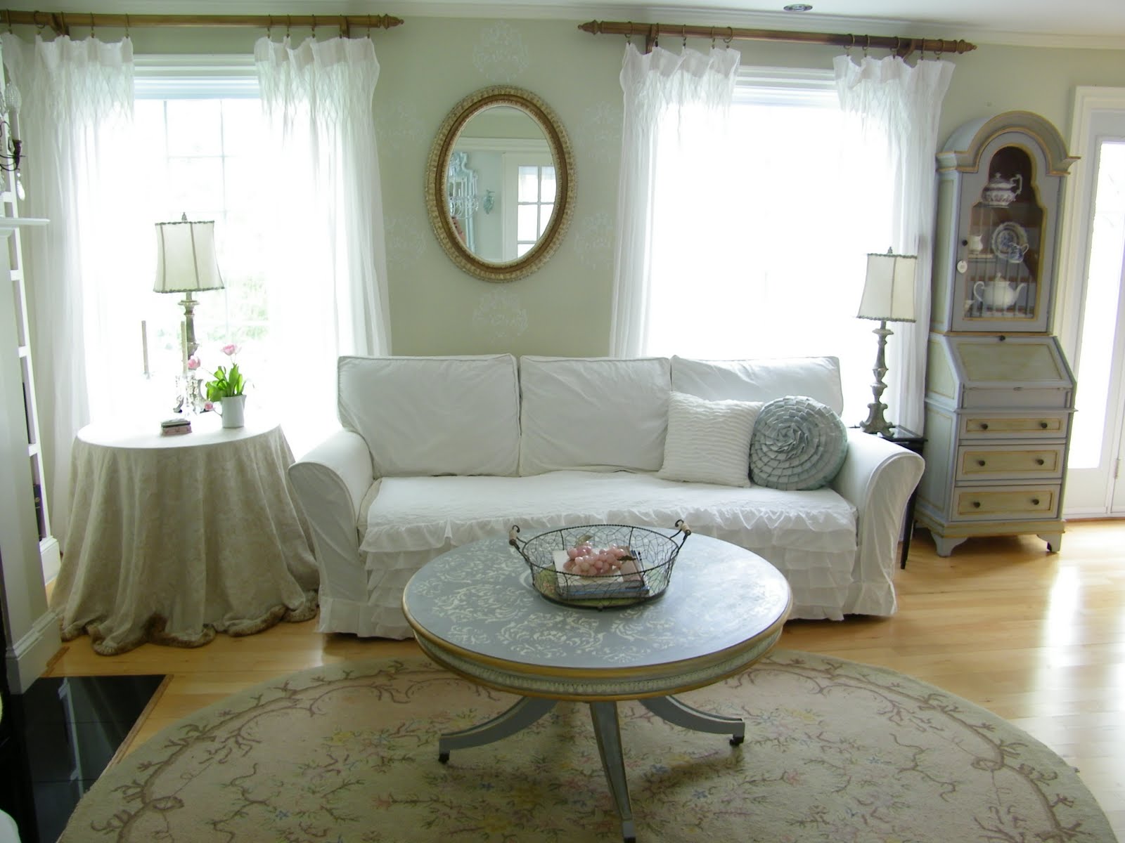 Maison Decor: Pink Mirror in Living Room