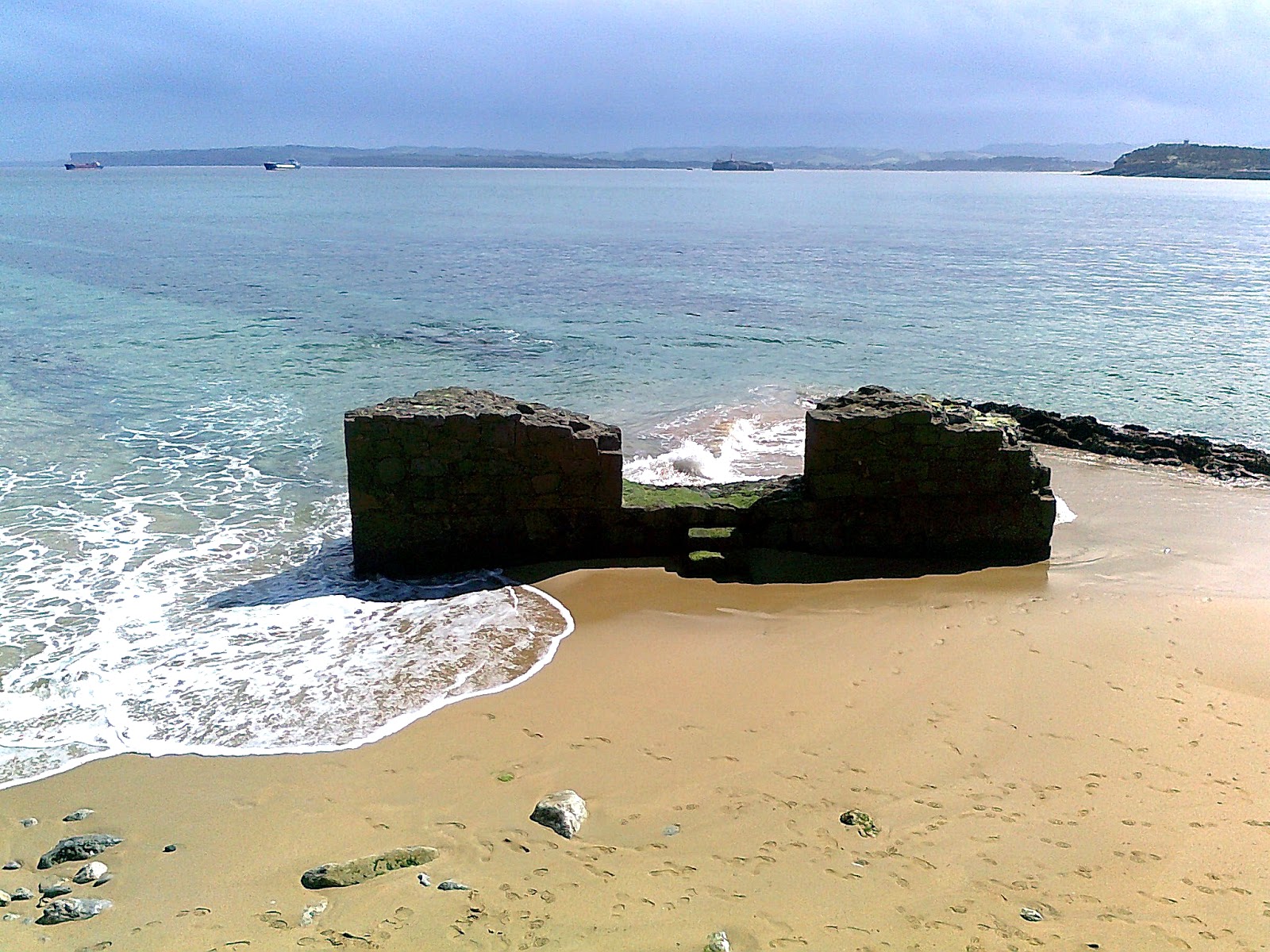playas y paseos por la costa: ROMPEOLAS DEL CHIQUI EN EL SARDINERO