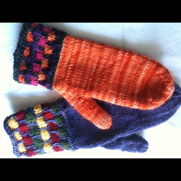 The Gauge Wars: Stained Glass Window Mittens a.k.a. Cloisonee Pattern