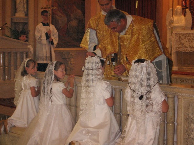 CATHOLICVS: Primeras Comuniones durante la Santa Misa Tridentina ...