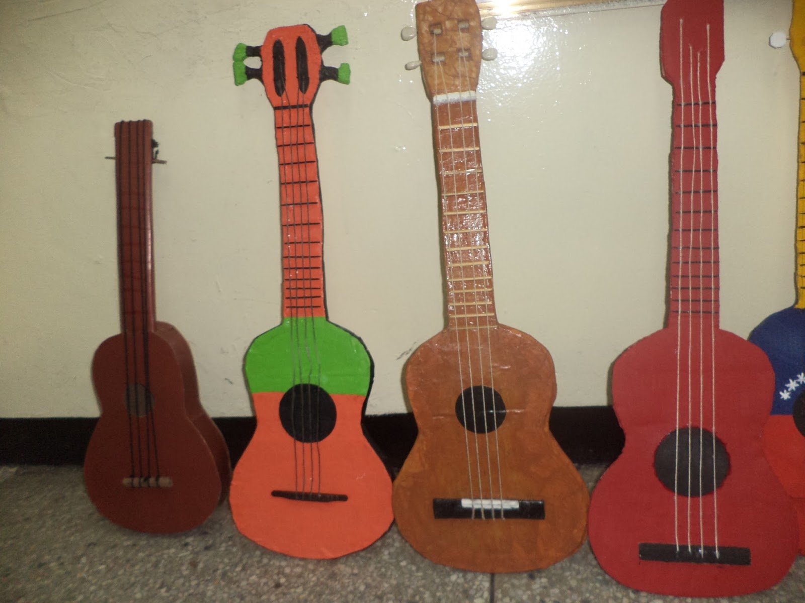 Educación Musical en Venezuela: Como hacer un Cuatro de carton.