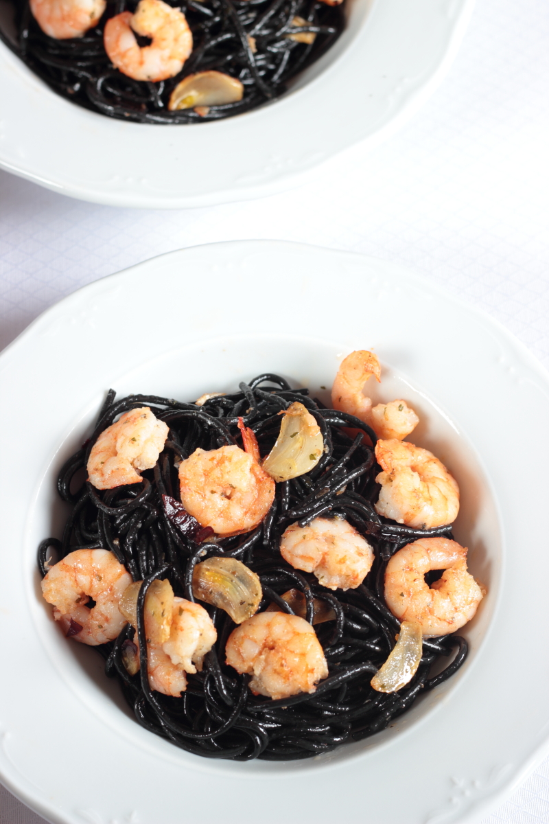 Spaghetti al nero di sepia con gambas