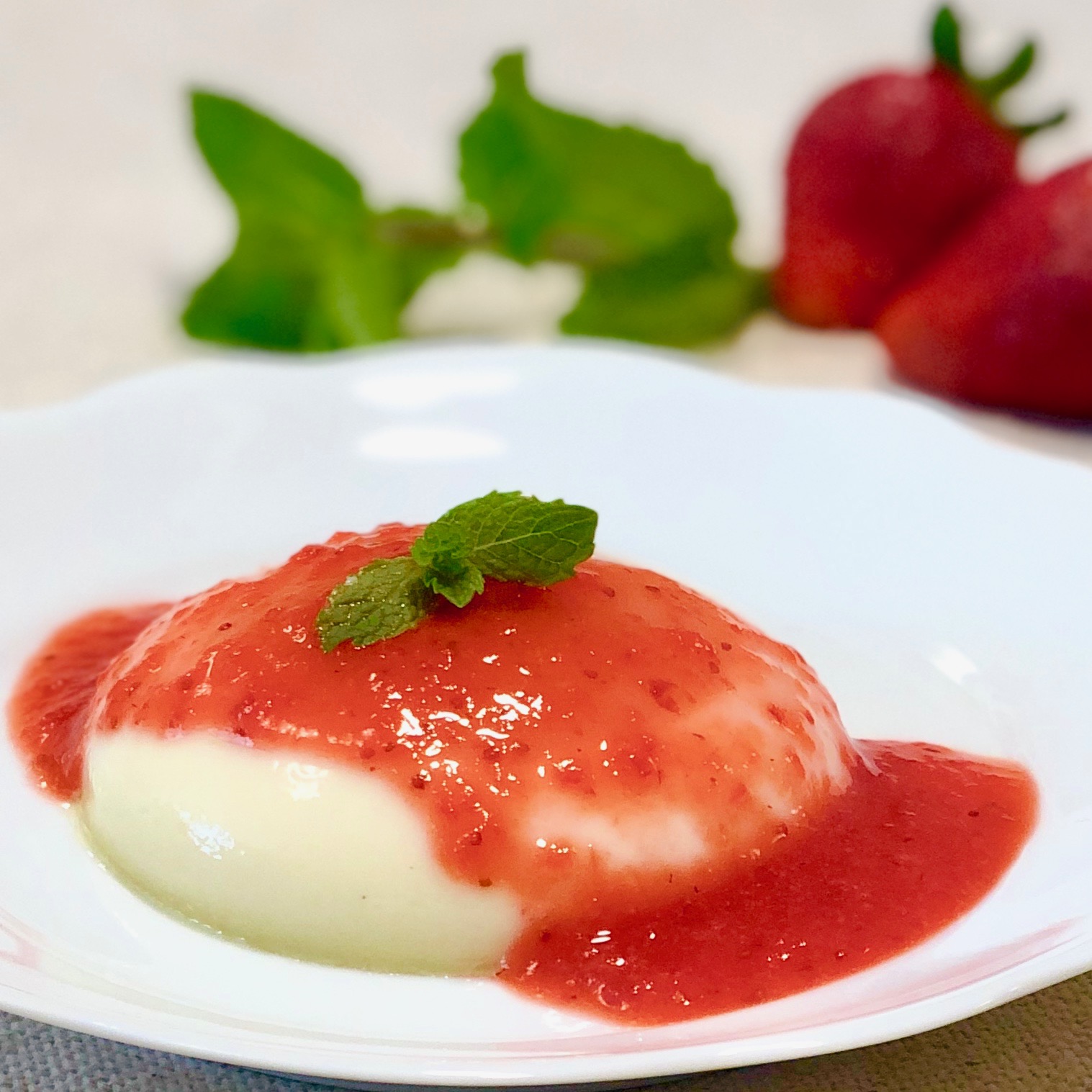 Panacota com coulis de morango