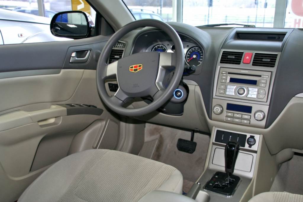 Geely chega ao Brasil com sedã EC7 e hatch LC