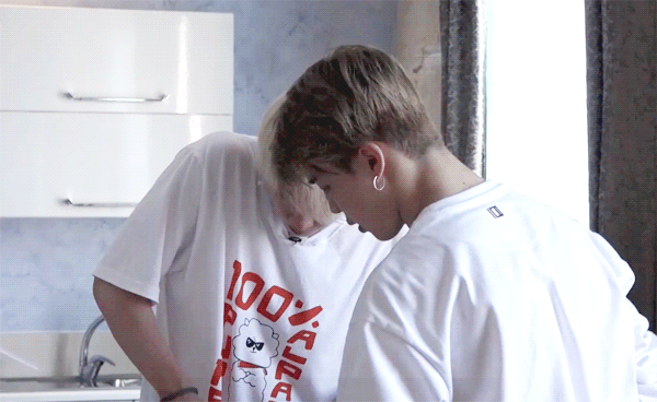 방탄소년단 진이 참 좋은 맏형이구나 생각이 들었던 모먼트들.gif - 스퀘어 카테고리