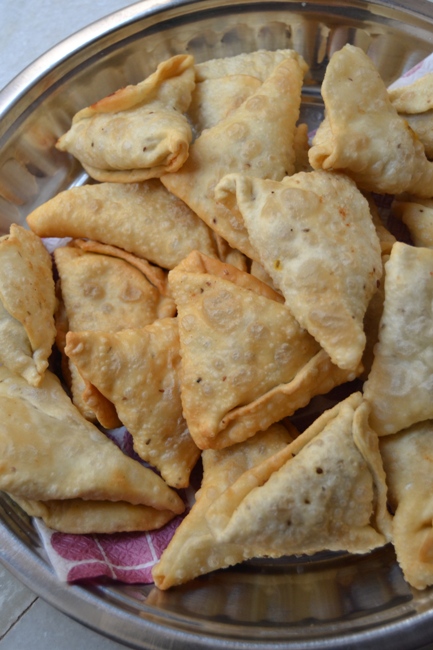 Vaniensamayalarai: Mixed Vegetable Mini Samosa / Veggies Samosa