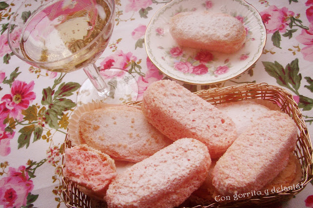 CON GORRITO Y DELANTAL: Bizcochos rosas de Reims