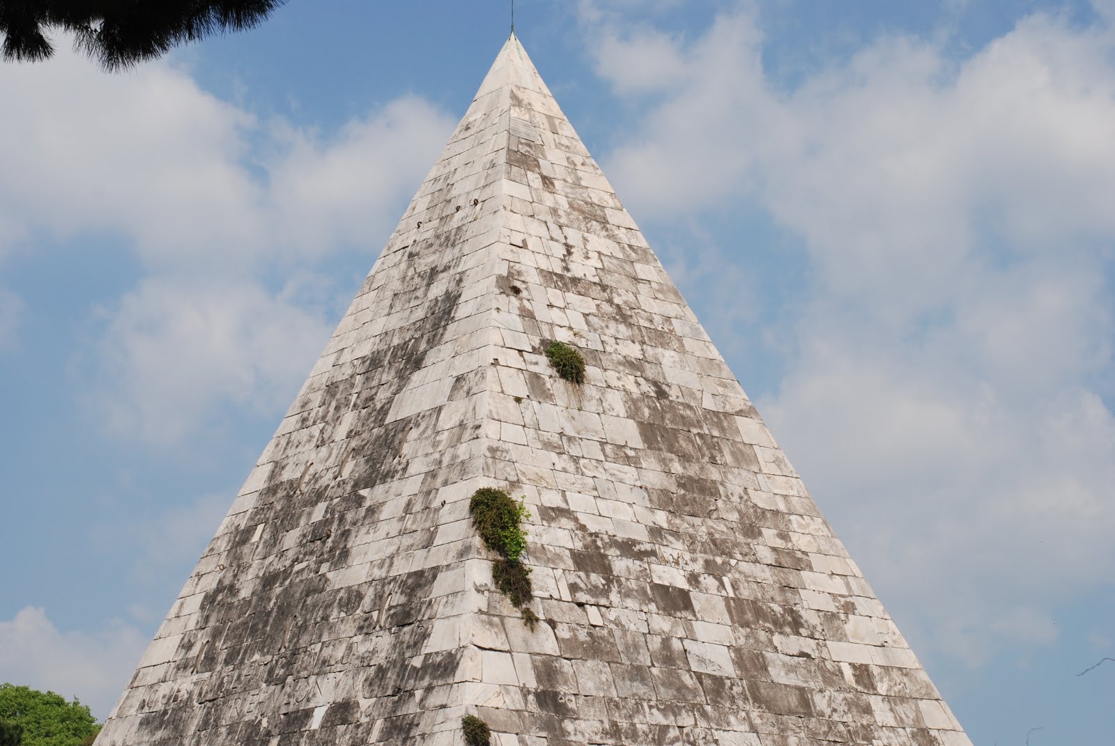 Views of Rome: The Pyramid - 1 - The Spur of Richness