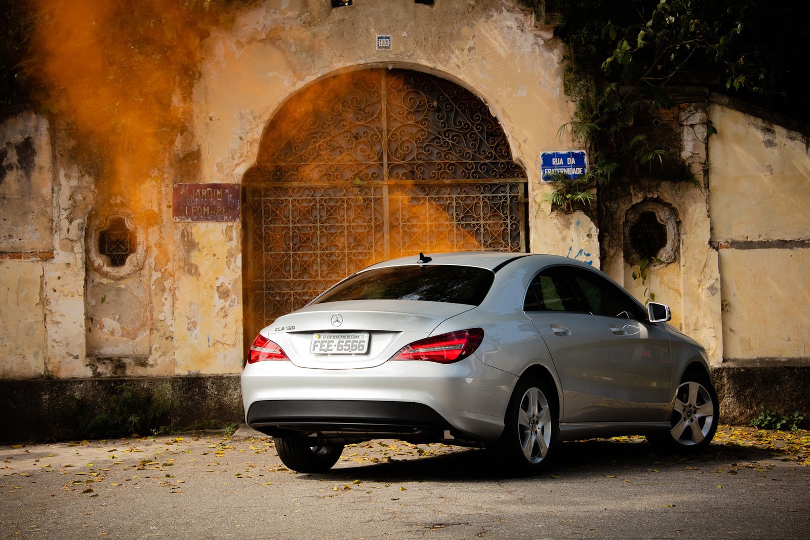 Mercedes-Benz CLA 180 leva a família à liderança do segmento