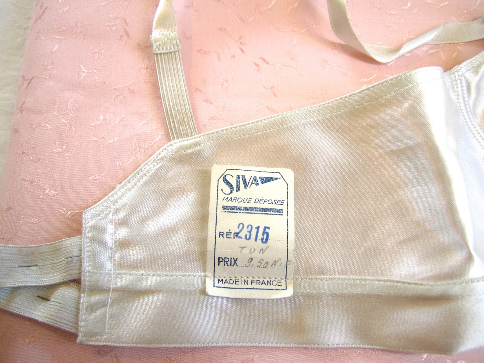 A Few Threads Loose: A Vintage Brassiere in Profile... 1940's Bra by ...