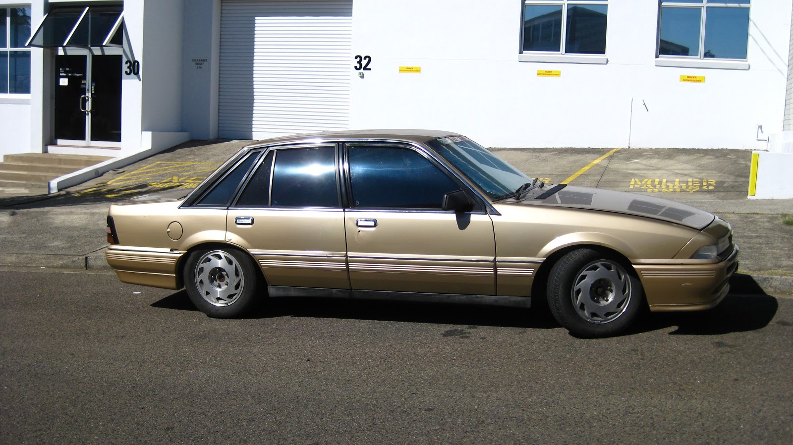Aussie Old Parked Cars: 1986 Holden VL Calais Sedan