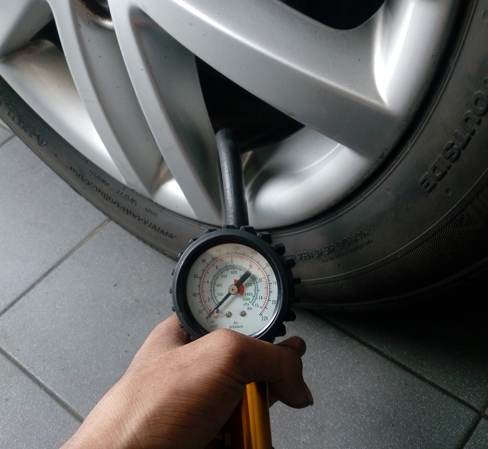 Standar tekanan ban pada mobil atau motor