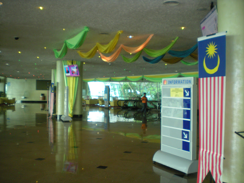 cerita merepek meraban: DEKO RAYA MERDEKA DI PEJABAT