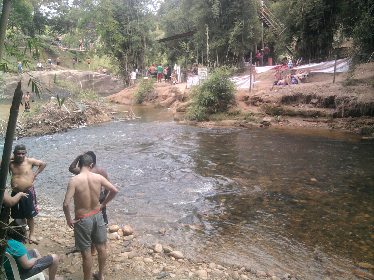 PONTO COMERCIAL OU PARTICULAR FUNDOS COM O RIO PIRACUAMA EM ...