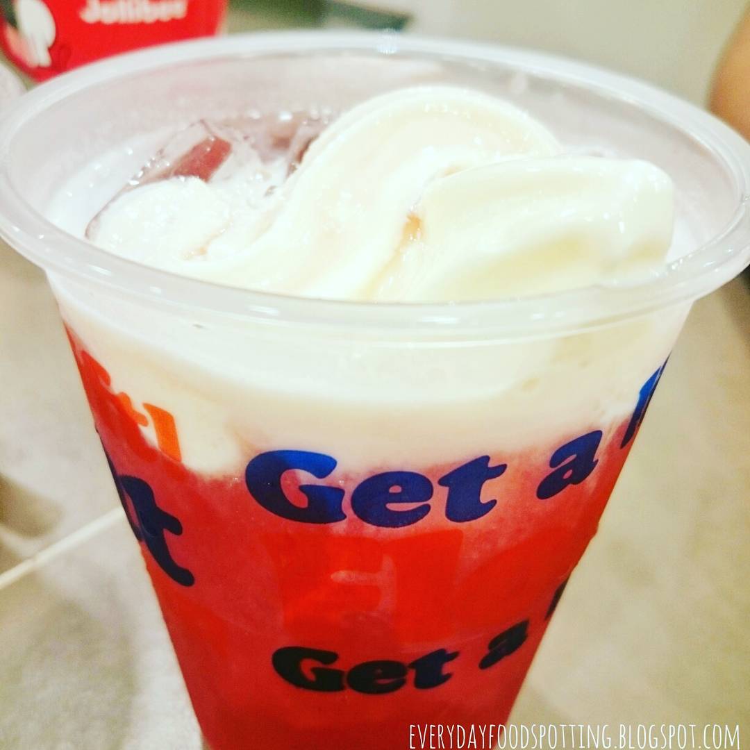 Everyday Foodspotting: Jollibee Strawberry Tea float and Strawberry fries