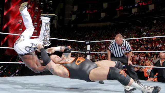 WWE In live!!!!: BRODUS CLAY vs R-TRUTH