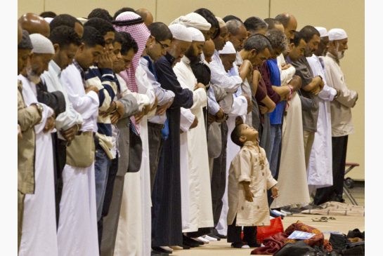 How does Islam require a Muslim to treat the people around him? - Islam ...