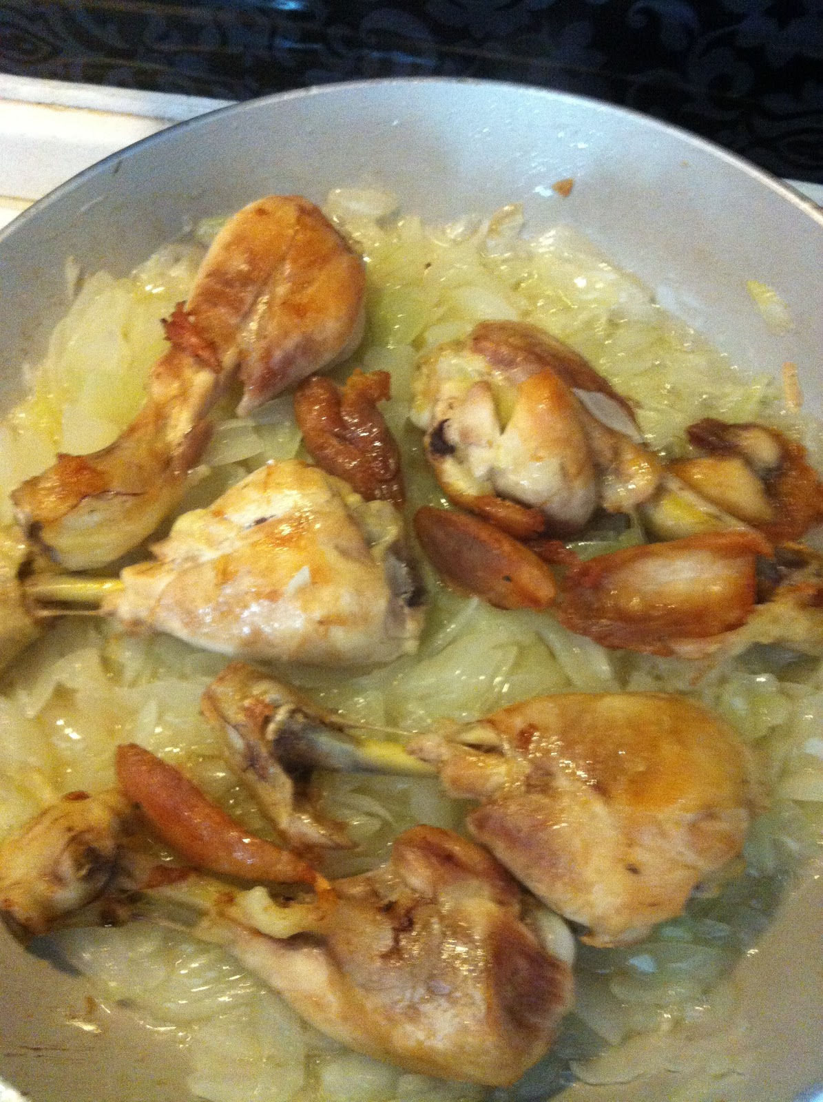 ARMONIE IN BUCATARIE: Paste cu pulpe de pui si ceapa