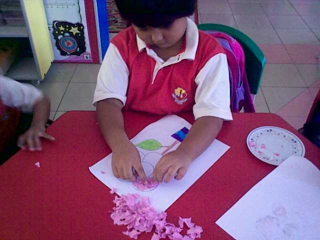 Prasekolah Seri Permata: Kolaj Bunga Menggunakan Tisu
