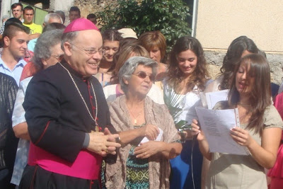 TRAVANCAS DA RAIA: Bispo crisma jovens da raia