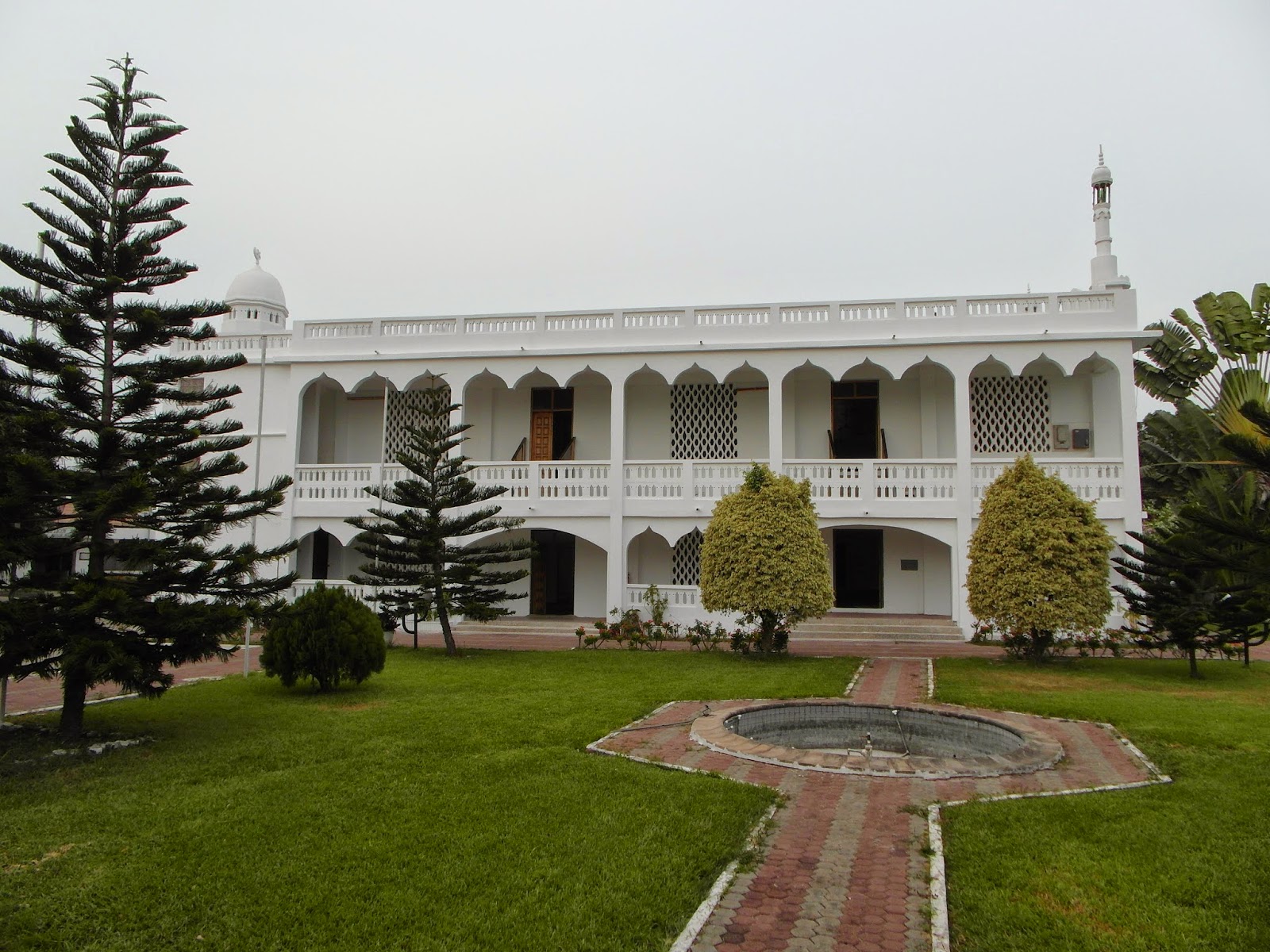 AHMADIYYA MOSQUE: Ahmadiyya Mosque - Accra Ghana