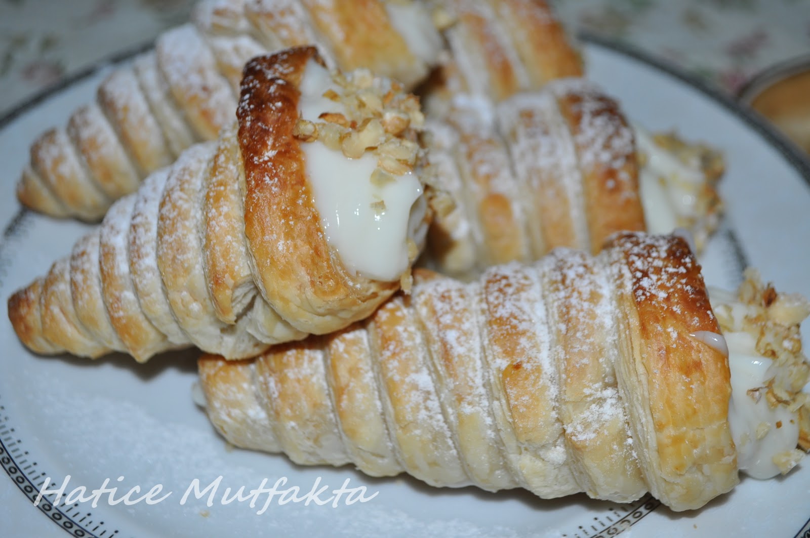 Hatice Mutfakta: Milföy Külahında Muhallebi (Torpil Pasta)