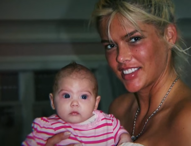 10 Years After Anna Nicole Smith Passed Away Her Daughter Is Grown Up And Looks Just Like Her