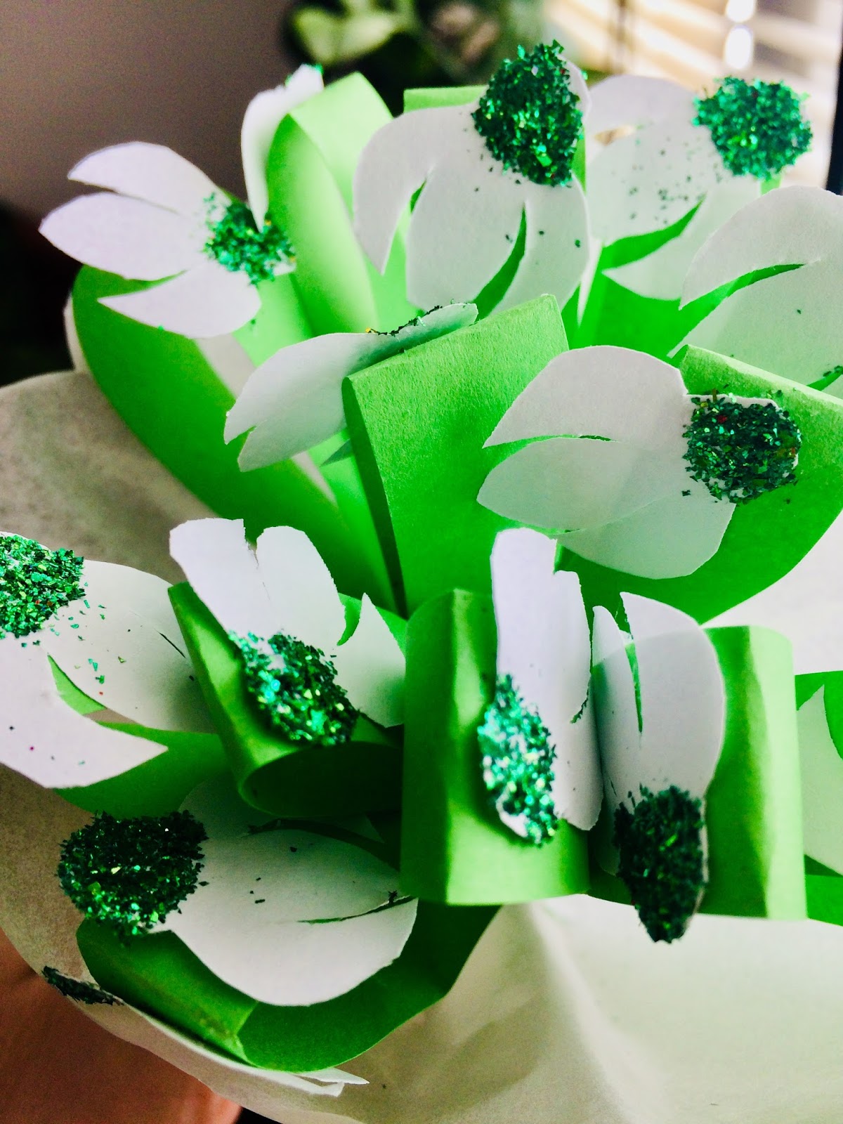 Buchetul care aduce primăvara: „Ghiocei pentru mama” - Materiale ...