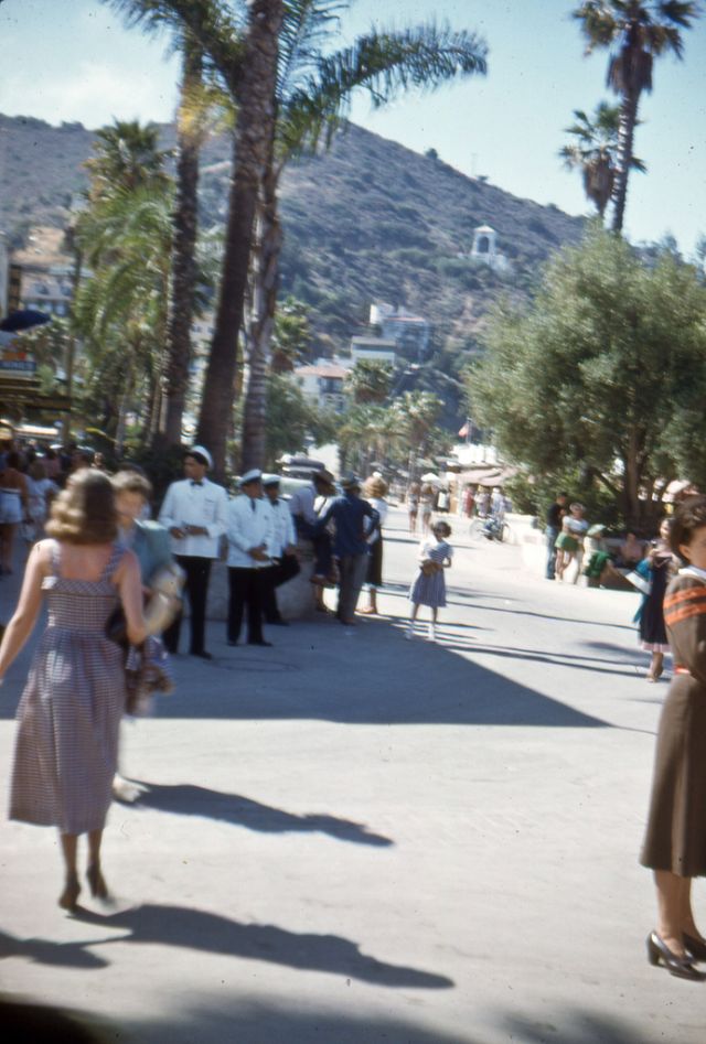 30 Found Color Photos That Capture Everyday Life of California in the ...