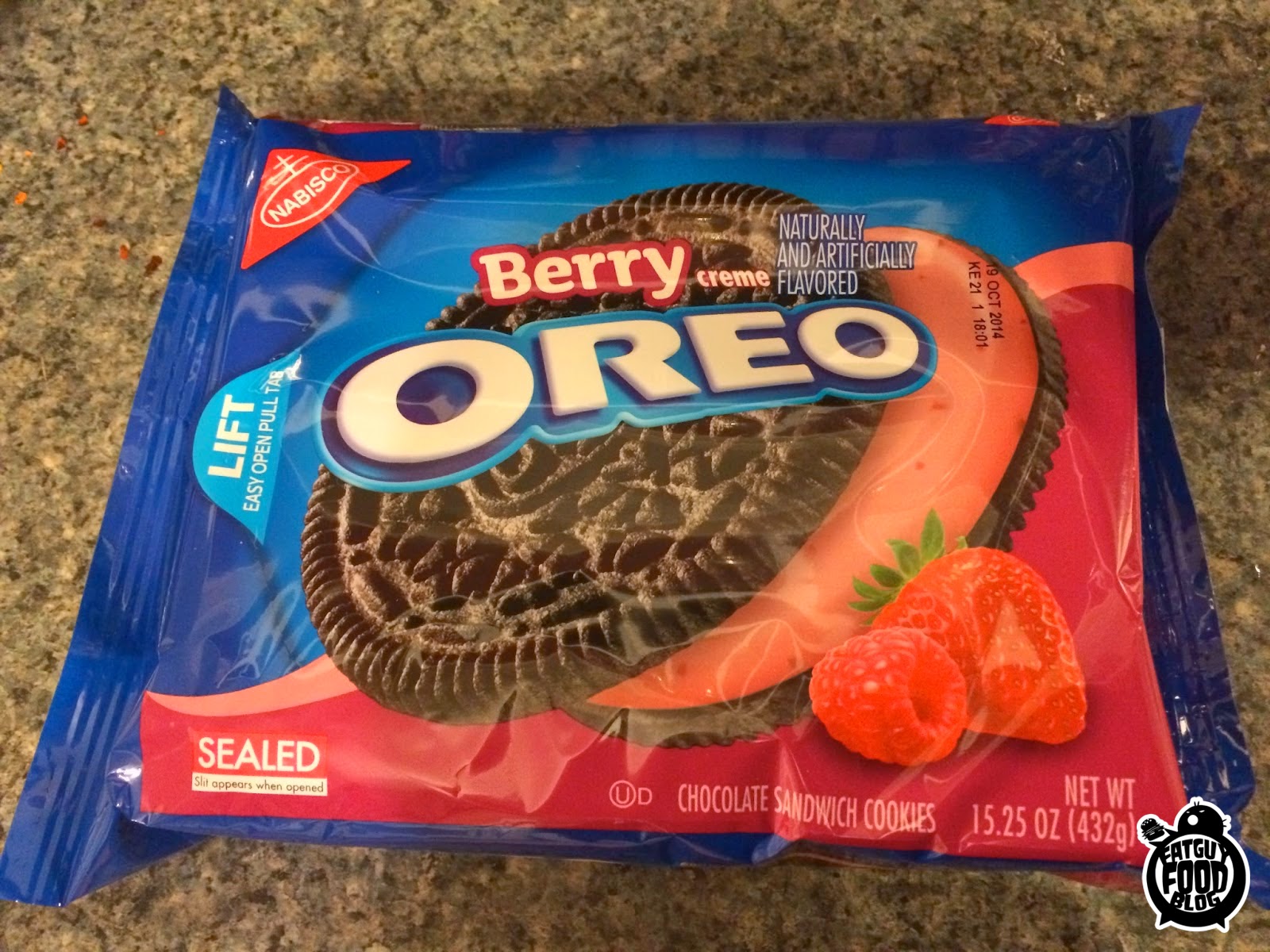 FATGUYFOODBLOG: Fruit Punch AND Berry Oreos!