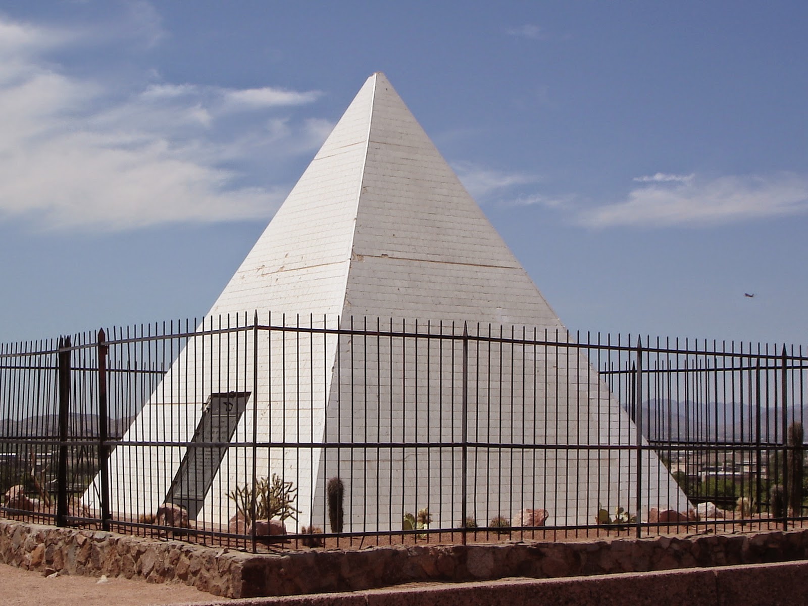 Finding Arizona: That Big, White Pyramid