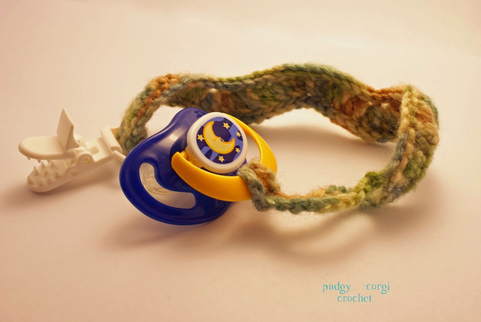 Pudgy Corgi Crochet: Zig Zags Pacifier Clip