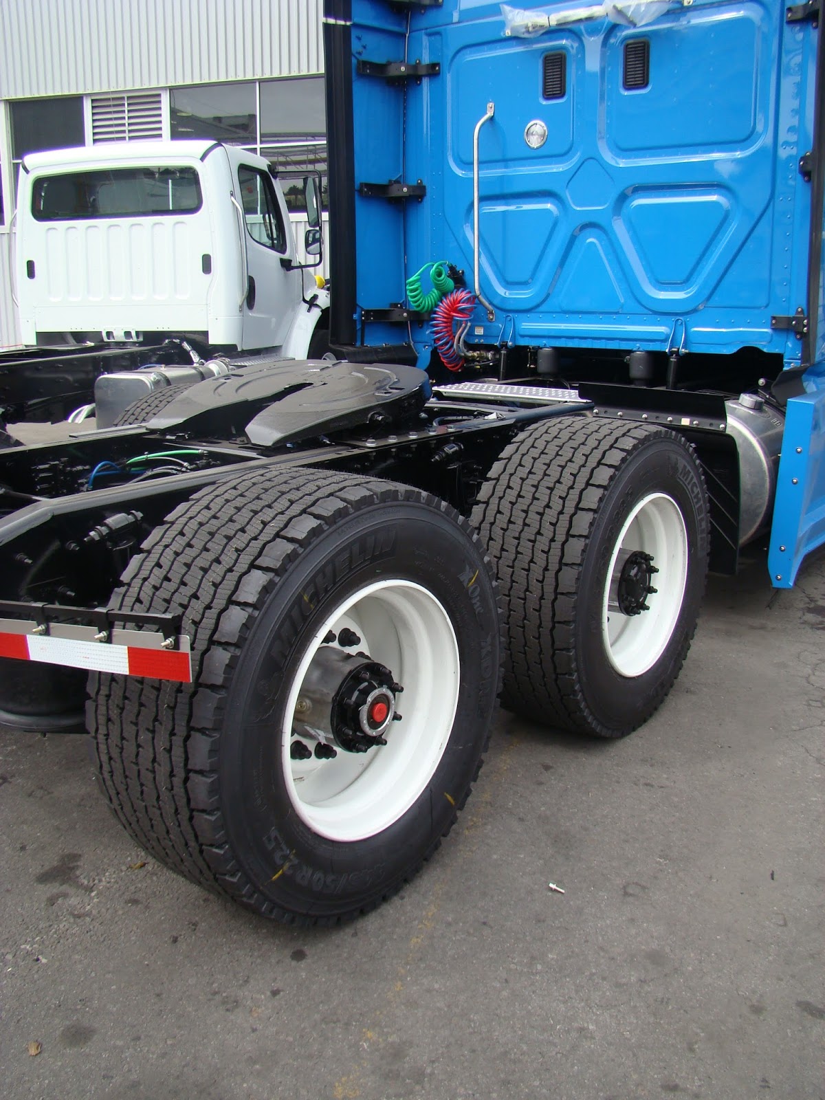 DIECIOCHO RUEDAS: PORQUE SE DEBE AUTORIZAR EL USOS DE LLANTAS SÚPER ...