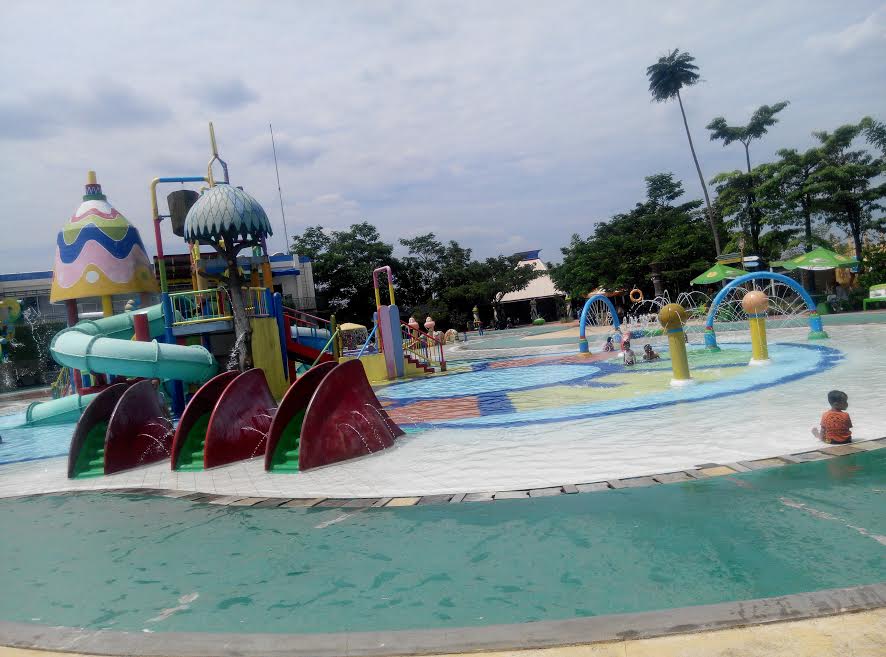 Sensasi Seru di Transera Waterpark Bekasi - Alia Fathiyah
