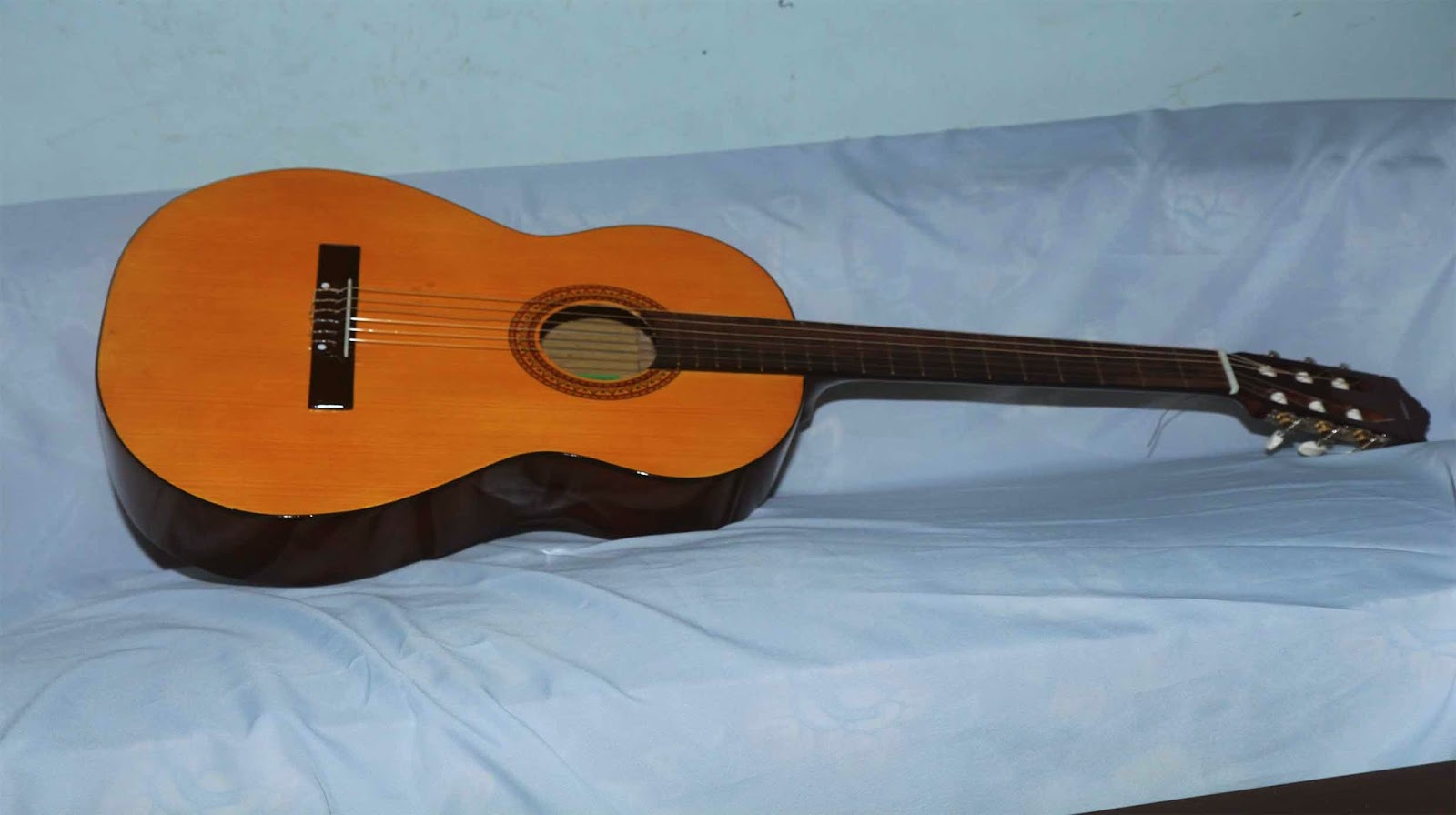 Pengrajin Gitar Akustik dan Elektrik Custom dan Suplayer Gitar ...