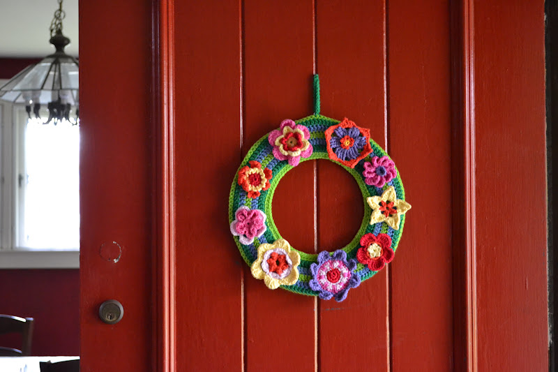 Fly the Coop Crafts: Springy Flower Wreath in Crochet
