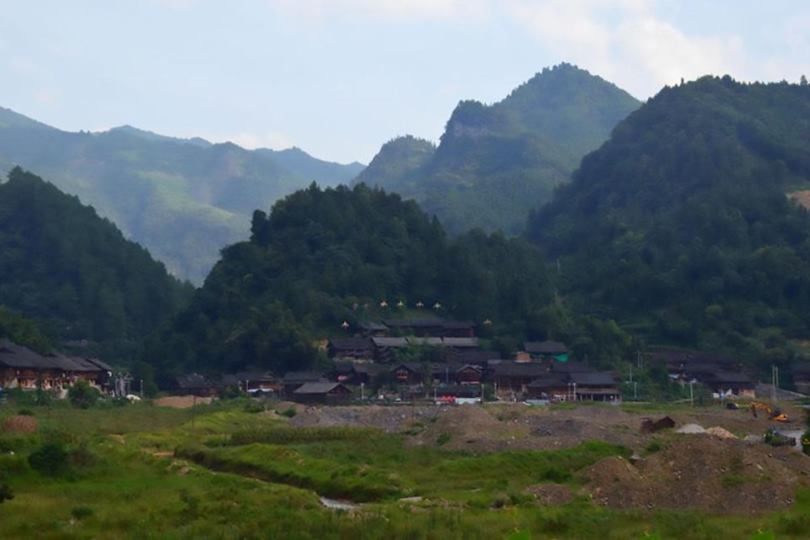 Chinese Cliff lays egg-shaped stones in every 30 years