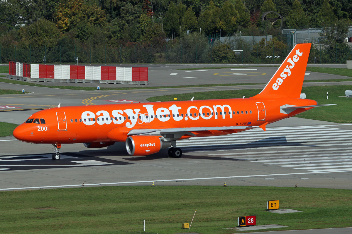 Planes and Trains - Planes 2011: G-EZUI / Airbus A320-214 / Easyjet