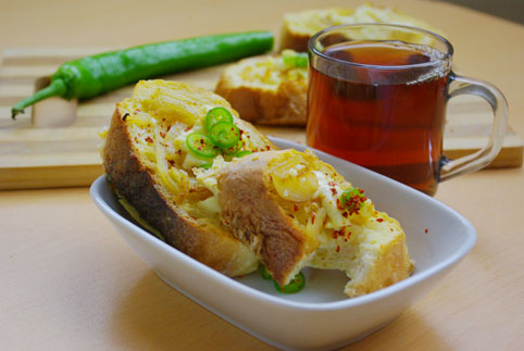 Soğanlı Peynirli Bayat Ekmek