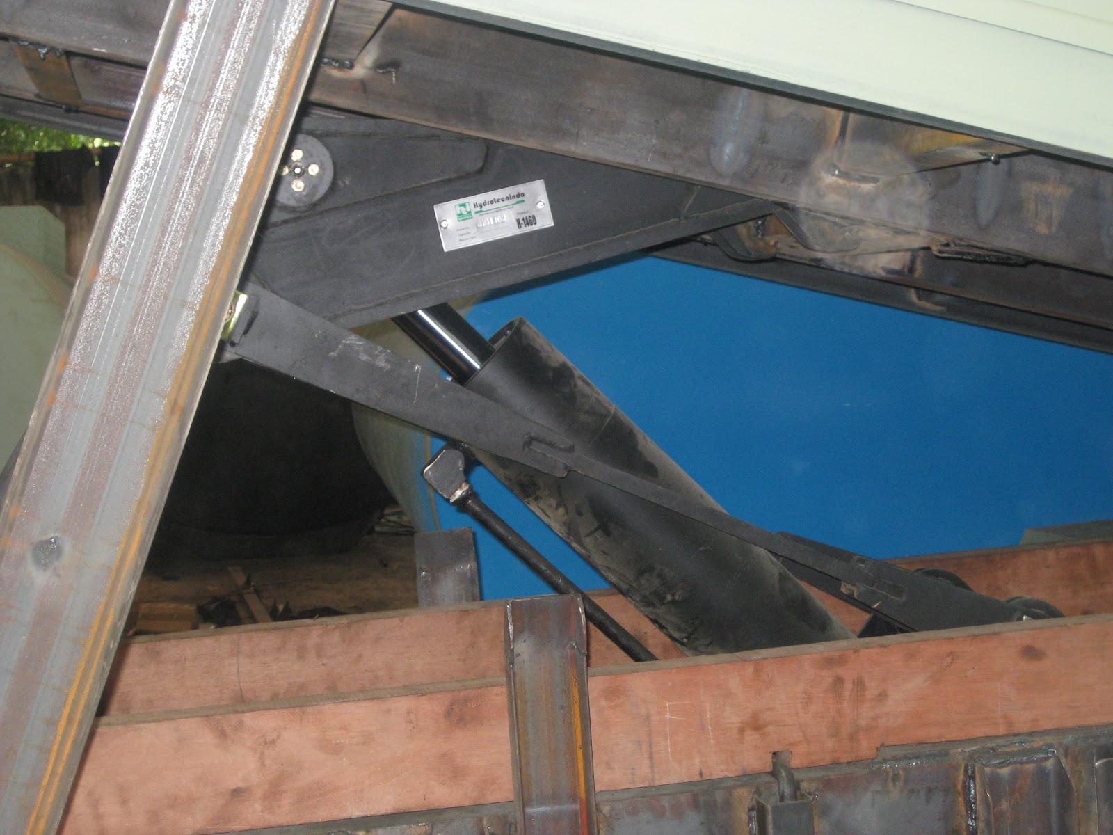 Hydraulic Dump Truck: DUMP HOIST MECHANISM