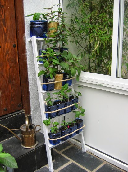 Escalera para macetas – Mesa para la cama