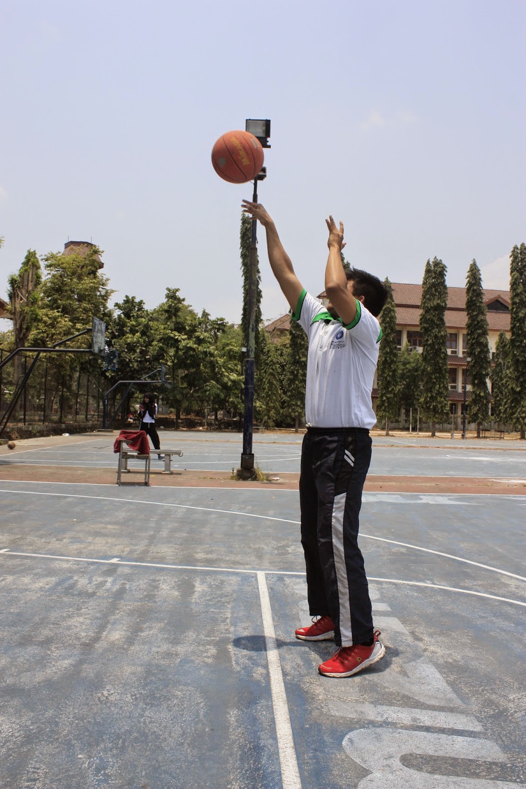 RUTINITAS RUMAH KEDUA: Teknik Dasar Free Throw Bola Basket