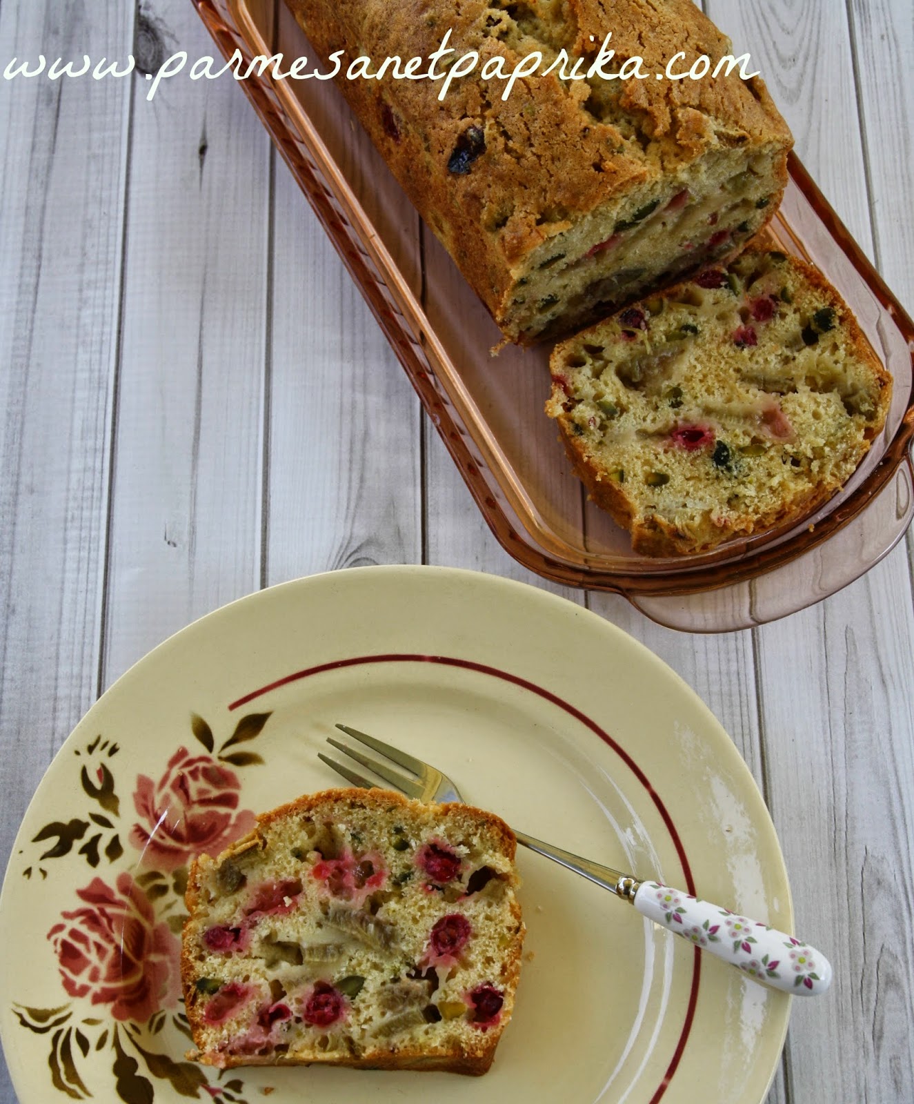 Parmesan et Paprika: Cake Rhubarbe, Groseilles et Pistaches