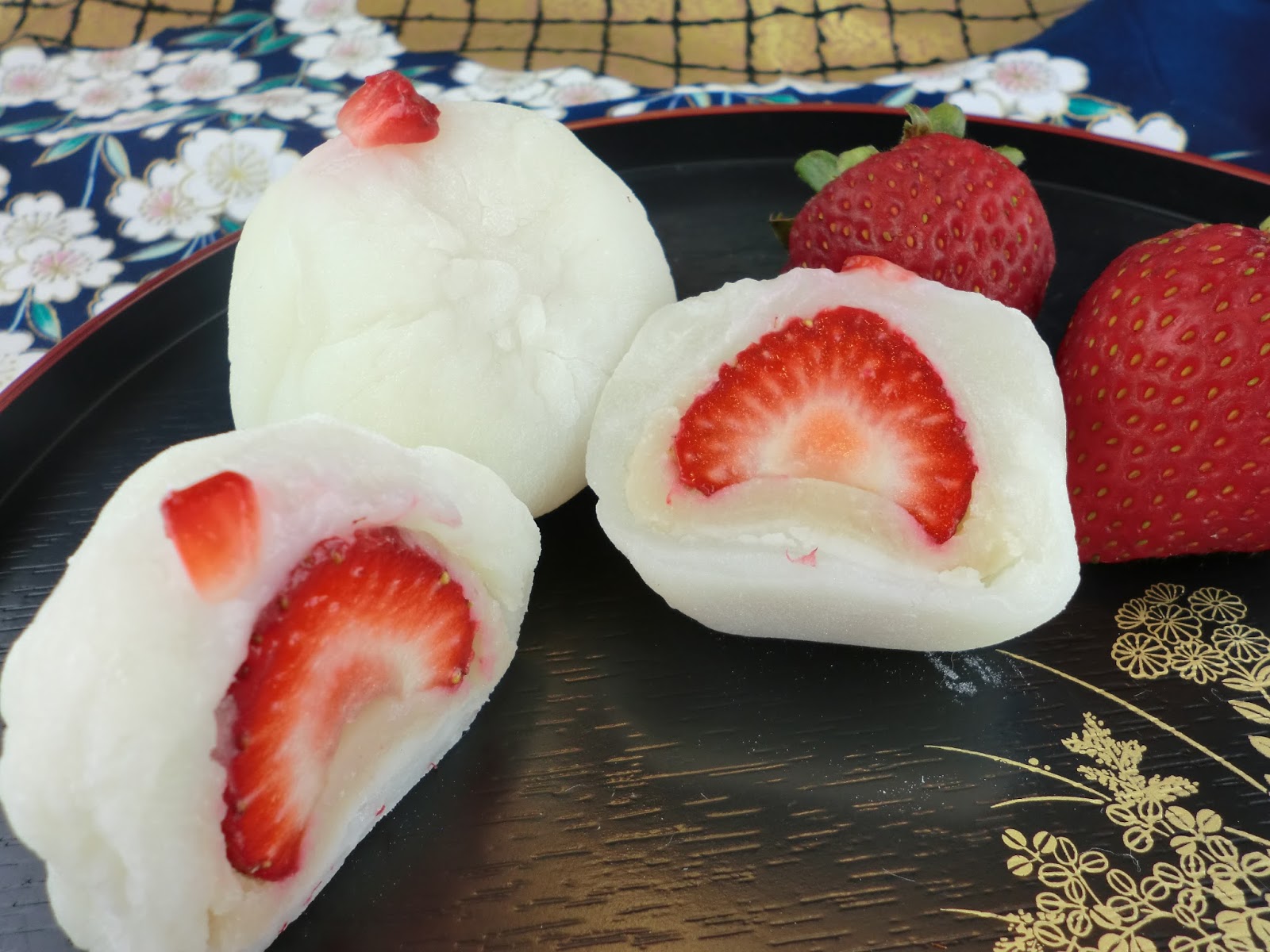 Uncasual Pâtisserie: Strawberry Mochi & Black Sesame Mochi 苺大福と黒胡麻大福