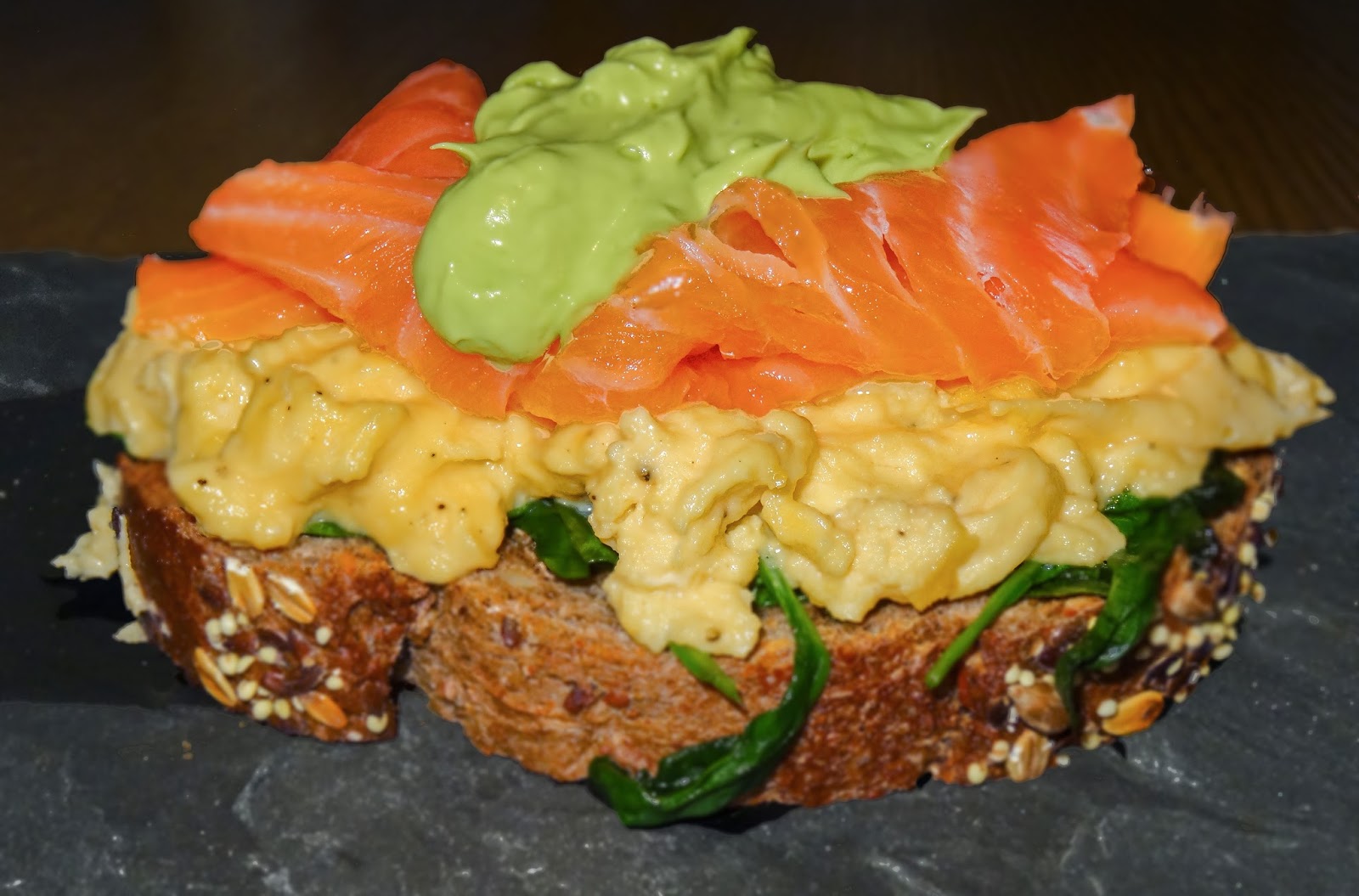 The Comfort Foodie: Luxe toast met romige roerei, zalm en avocadocrème